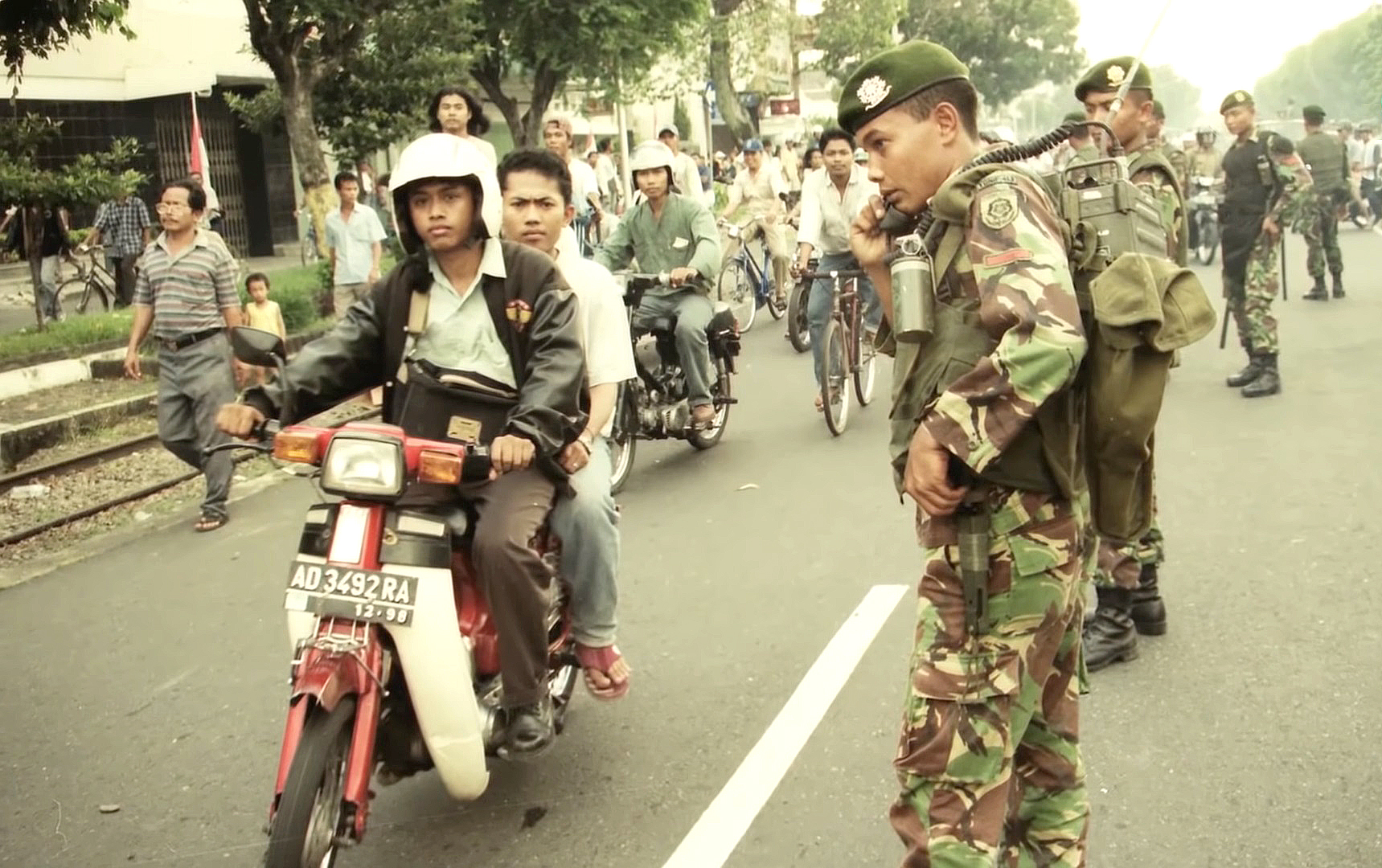 Melawan Lupa : Kerusuhan Mei di Solo 1998 – Yudho Yudhanto – Artikel ...