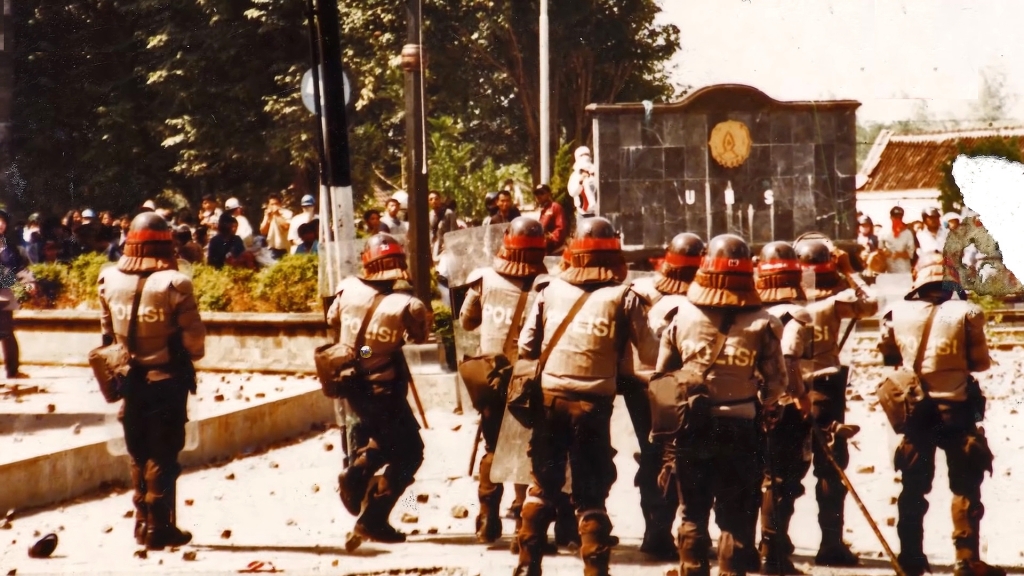 Melawan Lupa : Kerusuhan Mei di Solo 1998 – Yudho Yudhanto – Artikel ...