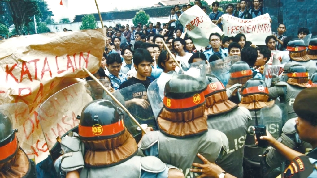 Melawan Lupa : Kerusuhan Mei di Solo 1998 – Yudho Yudhanto – Artikel ...